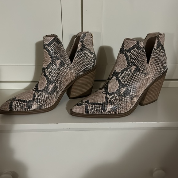 Vince Camuto | Shoes | Vince Camuto Vcgigietta Natural Warm Roccos Size ...